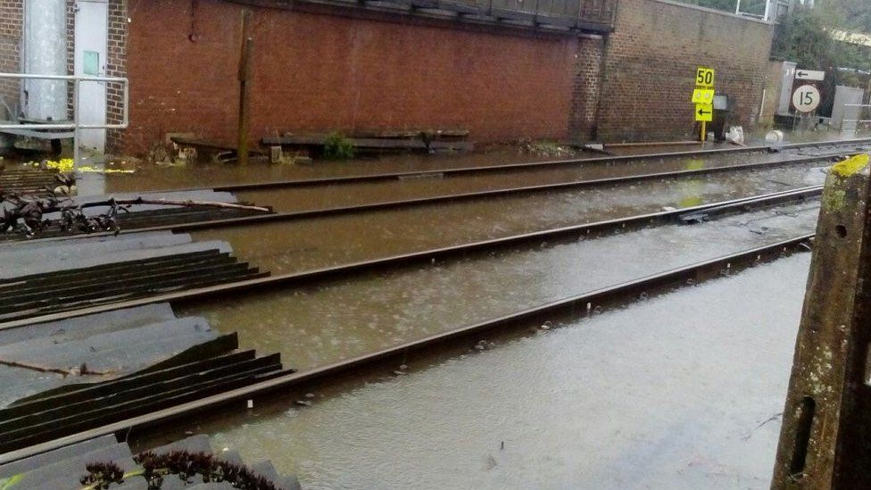 Flooding causes rail and roads delays in Brockenhurst - BBC News