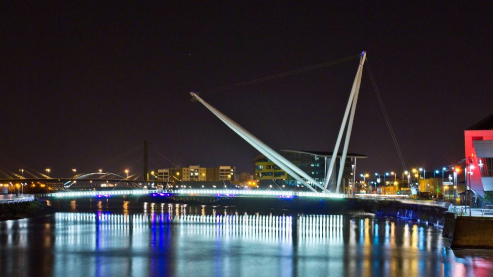 Census: Deprivation falls in Wales and rise in foreign-born people - BBC News