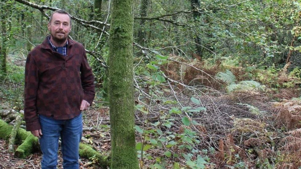 Snowdonia: Wales' longest-serving ranger retires after 40 years - BBC News