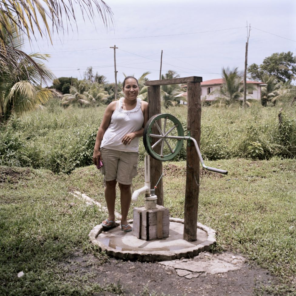In pictures: Nicaraguan ex-gang members turned plumbers - BBC News