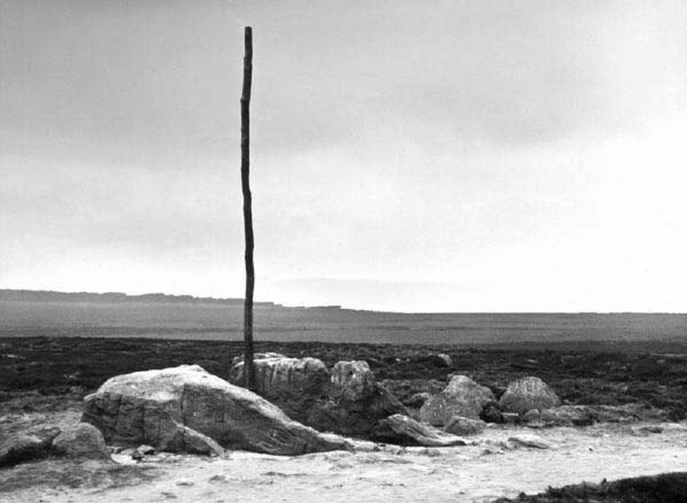 Stanage Pole replaced to mark Peak District anniversary - BBC News