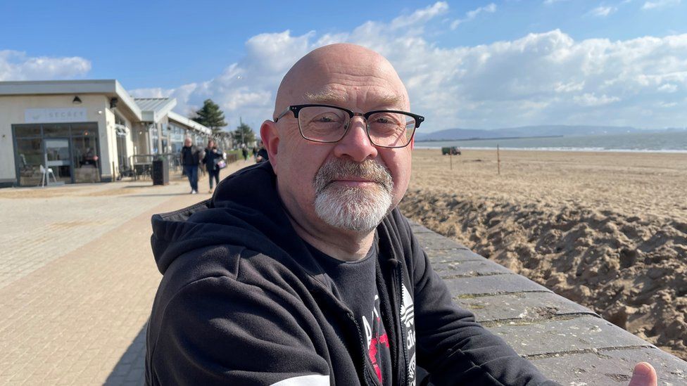 Camau i ddelio â thywod sy'n peryglu seiclwyr Abertawe - BBC Cymru Fyw