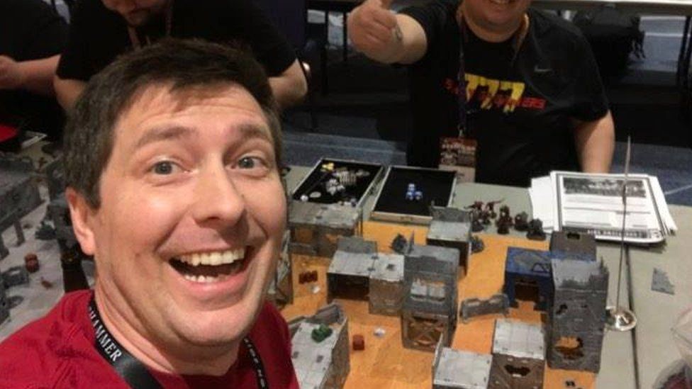 Tabletop gaming: The therapy of fighting with miniature dragons - BBC News