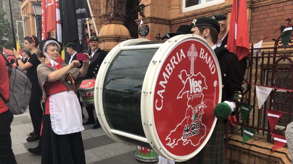 Welsh independence rally in Merthyr Tydfil draws thousands - BBC News