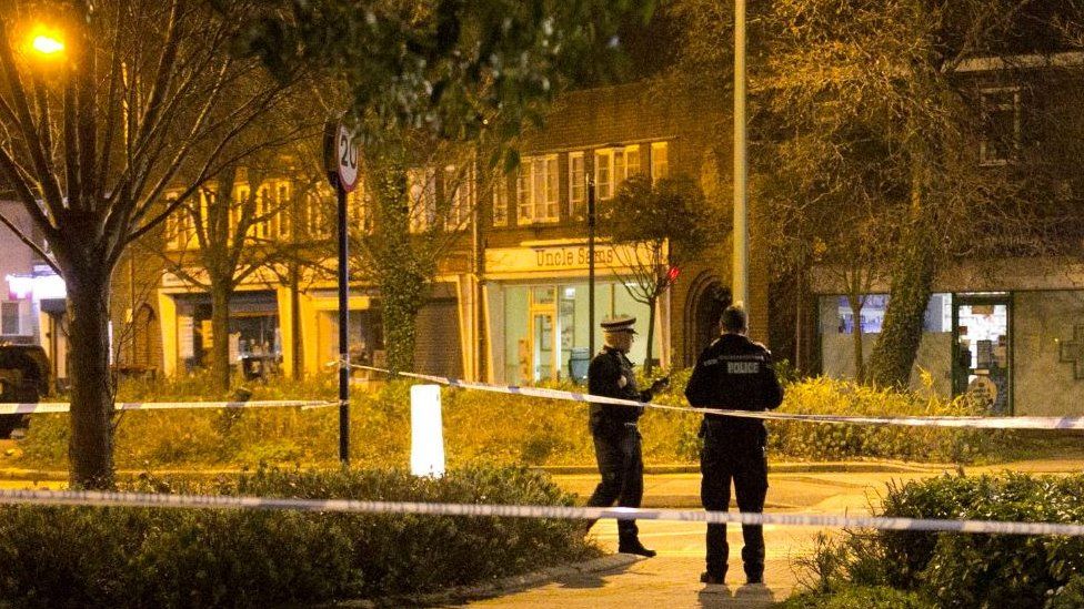 Six teens held after Hove stabbing - BBC News