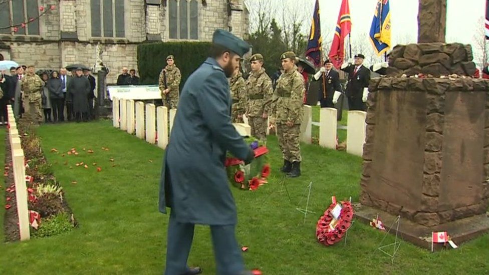 Kinmel Park flu pandemic and riot death soldiers remembered - BBC News