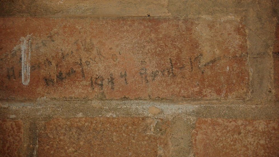Widow traced by husband's WW2 US graffiti - BBC News