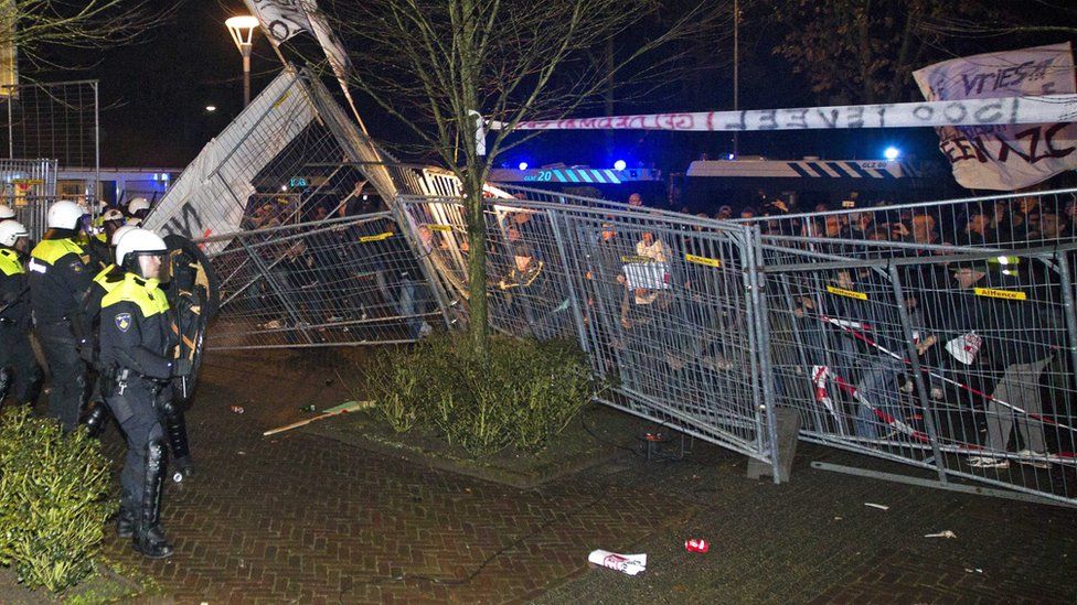 Migrant crisis: Dutch town riots over asylum centre plan - BBC News