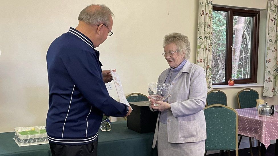 Lifetime achievement award for Isle of Man tennis stalwart - BBC News