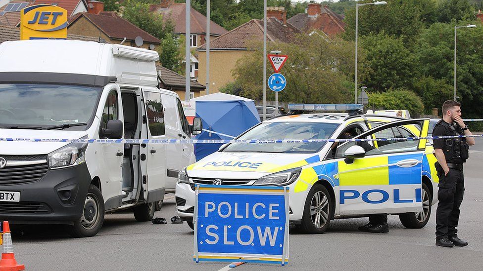 High Wycombe: Murder arrests after man found dead in street - BBC News