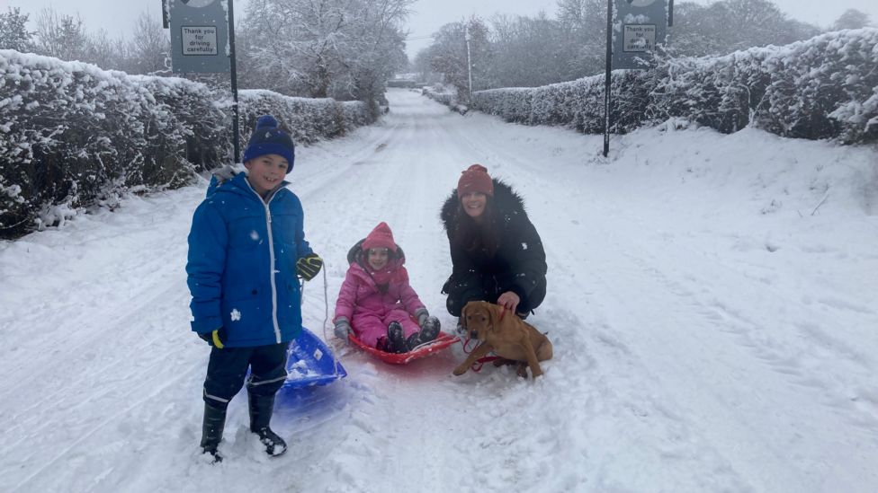 In pictures: Snow falls across Northern Ireland - BBC News
