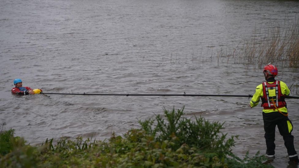 Virginia Water: Water safety demonstration by Surrey Fire Service - BBC ...