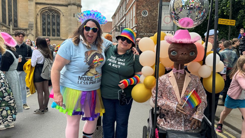 Thousands arrive in city to celebrate York Pride - BBC News