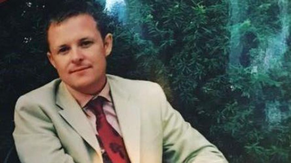 Jeremy Miles AS yw un o westeion cyfres newydd Esgusodwch Fi - BBC ...