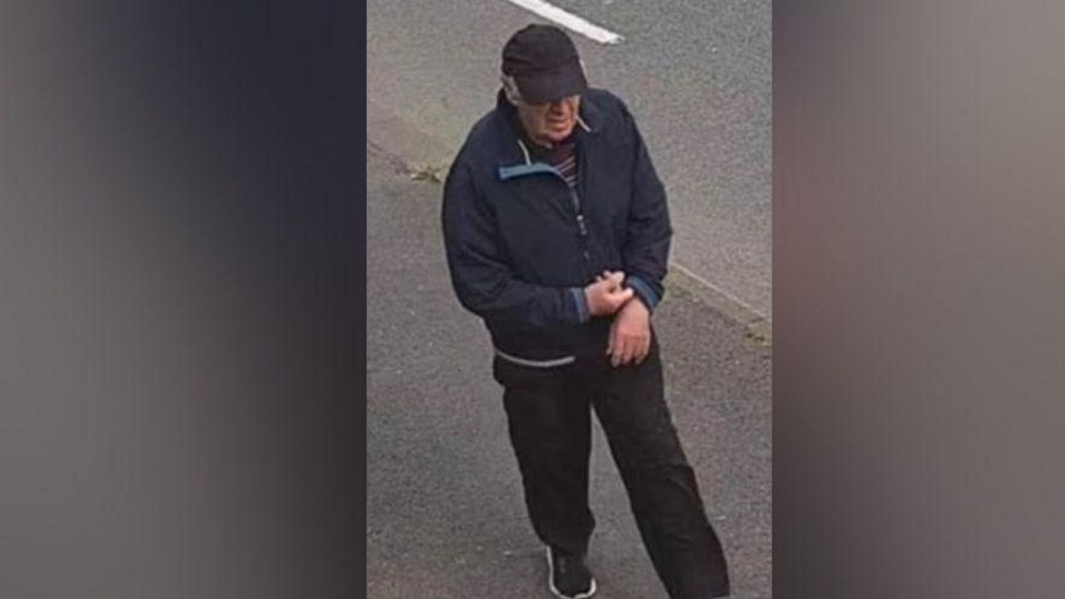 Missing Cheshire man, 85, has walked to Wales - police - BBC News
