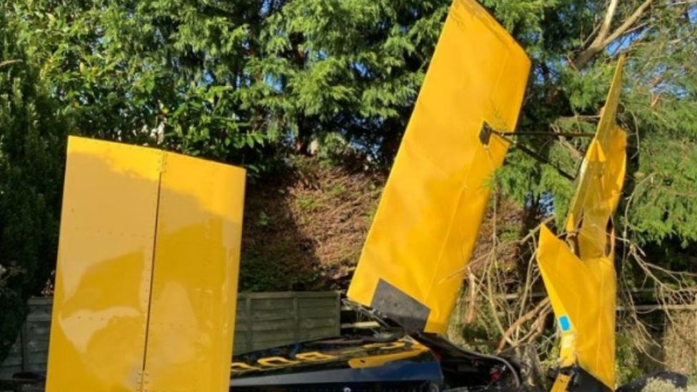 Anglesey plane crash: Investigators praise quick-thinking pilot - BBC News