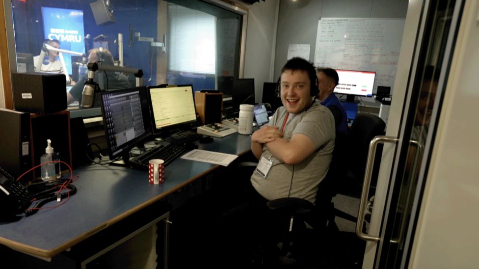 Terry Tuffrey a'i freuddwyd i fod yn DJ - BBC Cymru Fyw