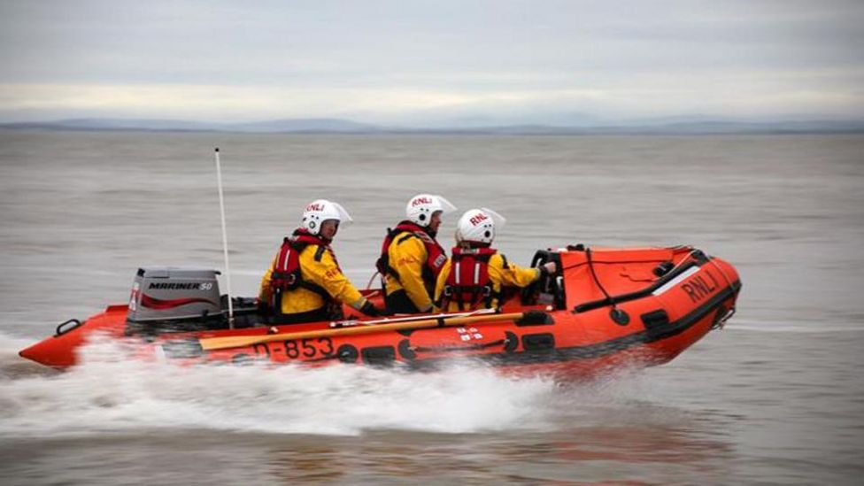 Fleetwood lifeboat crews praised for double rescue effort - BBC News