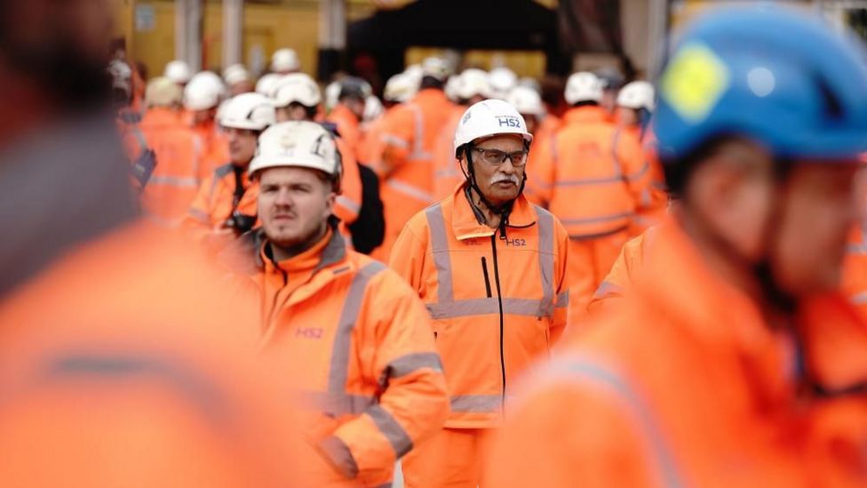 HS2 tunnelling machine completes journey under Chiltern Hills - BBC News
