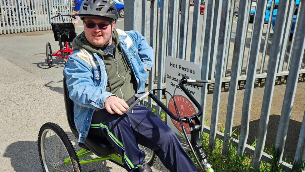Event to highlight adaptive cycling held in Cornwall - BBC News