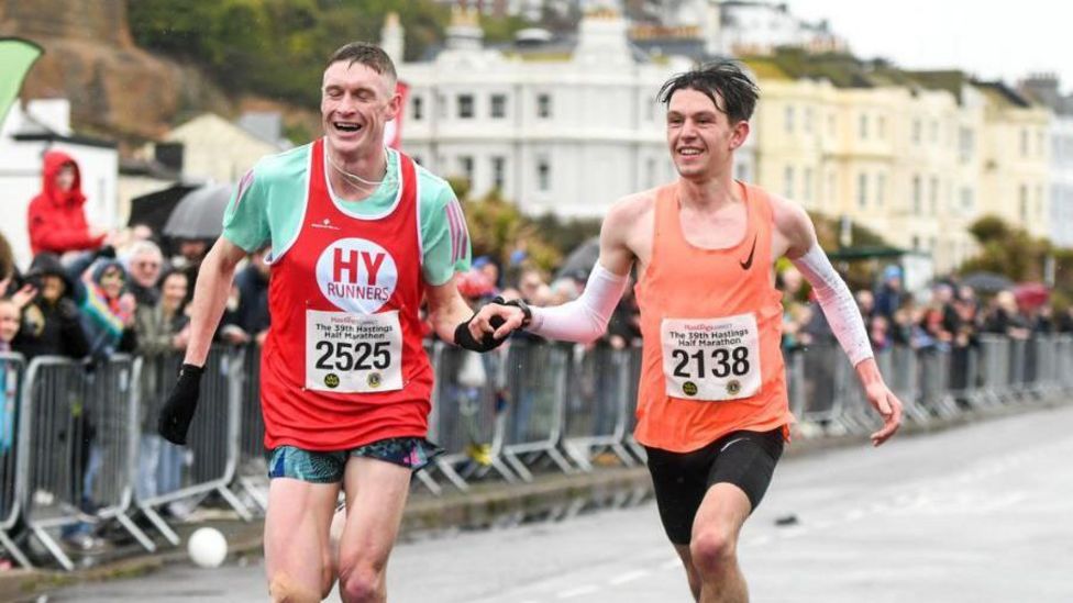 Hastings: Thousands of runners take part in 40th half-marathon - BBC News