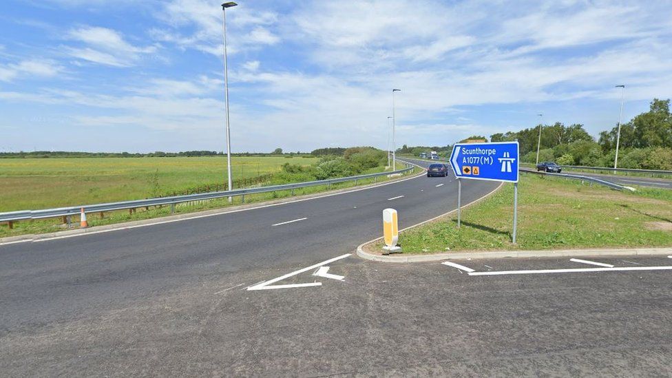 A1077(M) crash: Man killed in motorway barrier crash - BBC News