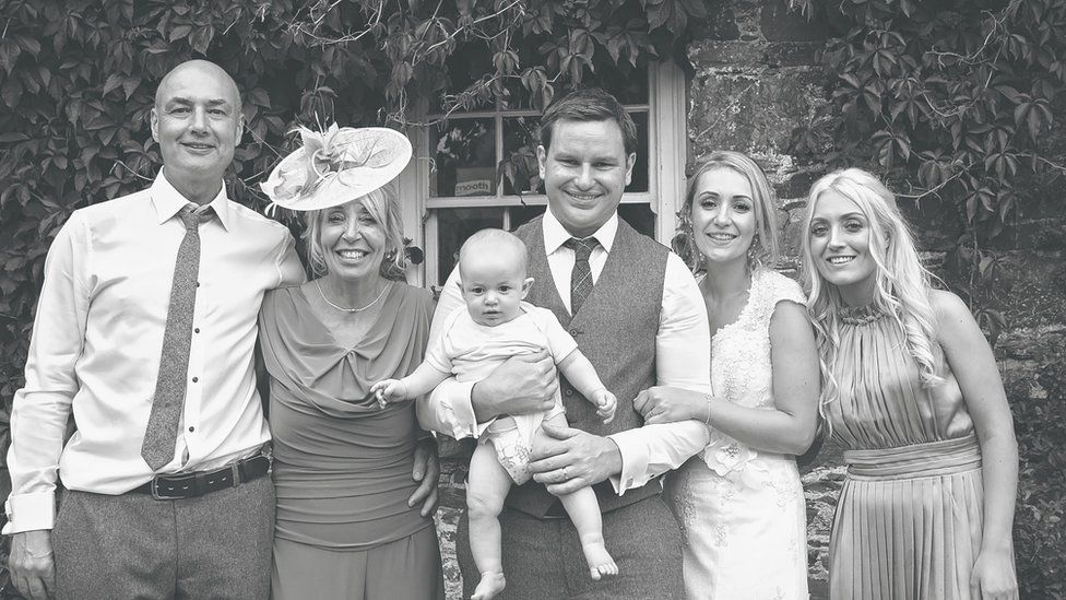 Greg Robinson: An act of kindness to make a community smile - BBC News