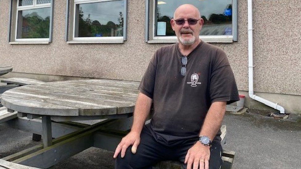 Protest gwesty lloches: 'Yma mor hir â sydd raid' - BBC Cymru Fyw