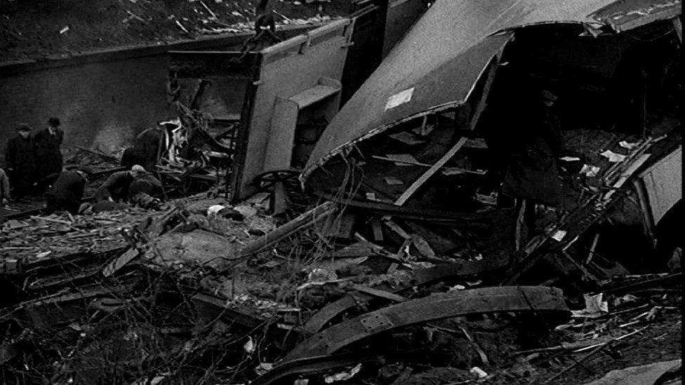 Memorial marks 80 years since Castlecary train disaster - BBC News