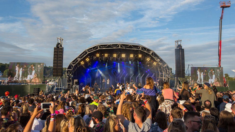 In pictures: Isle of Wight hosts Bestival - BBC News