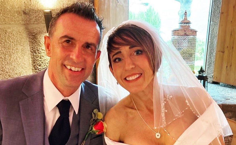 Stab attack mum's daughters 'at heart of wedding' - BBC News