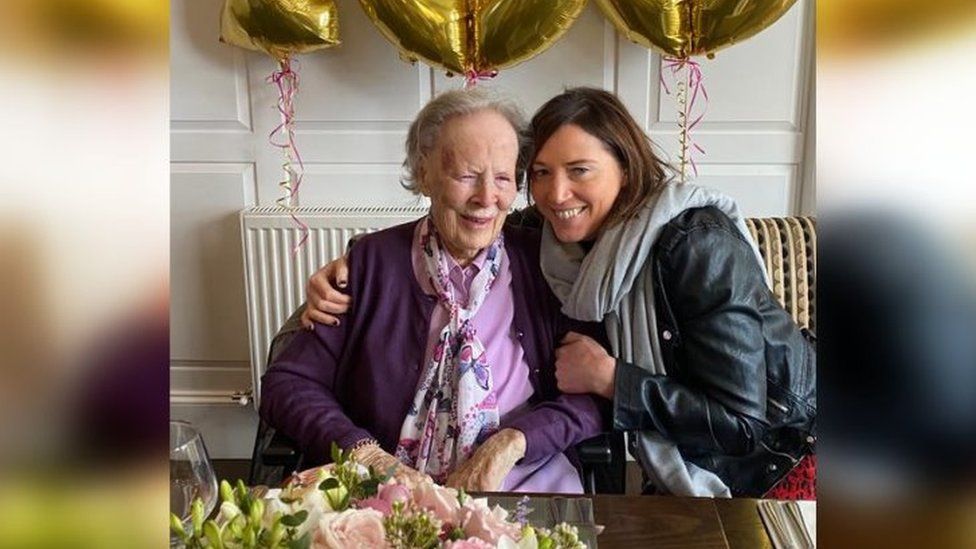'Roedd Nain yn ysgrifenyddes i Syr Ifan ab Owen Edwards' - BBC Cymru Fyw