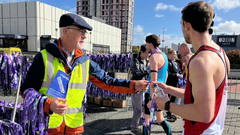 Runners join Sheffield Half Marathon in memory of 'Good Samaritan ...