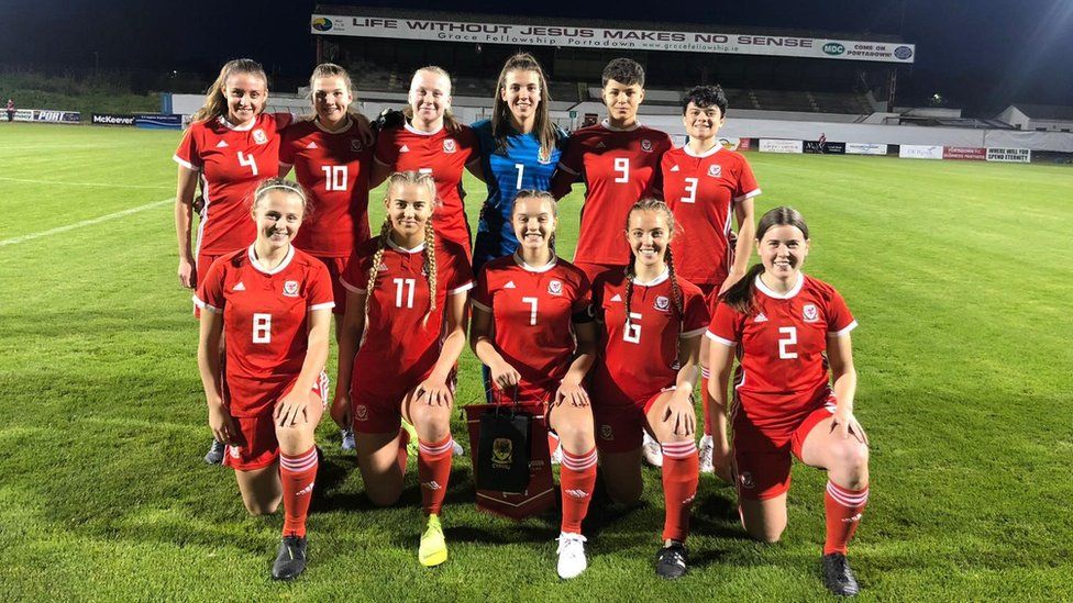 ‘Methu disgwyl i weld pêl-droed merched mewn 10 mlynedd’ - BBC Cymru Fyw