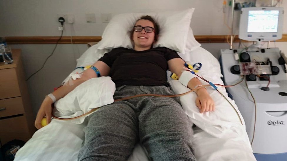 Rhoi mêr esgyrn: 'Hi wnaeth achub fy mywyd i' - BBC Cymru Fyw