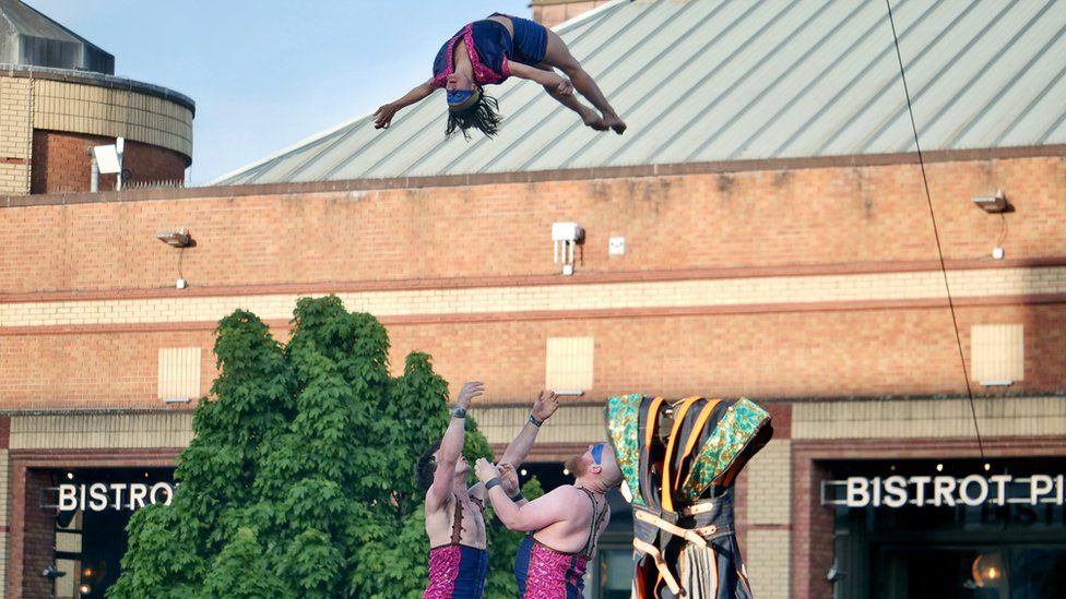 Coventry City of Culture: Aerial acrobatic show wows the crowds - BBC News