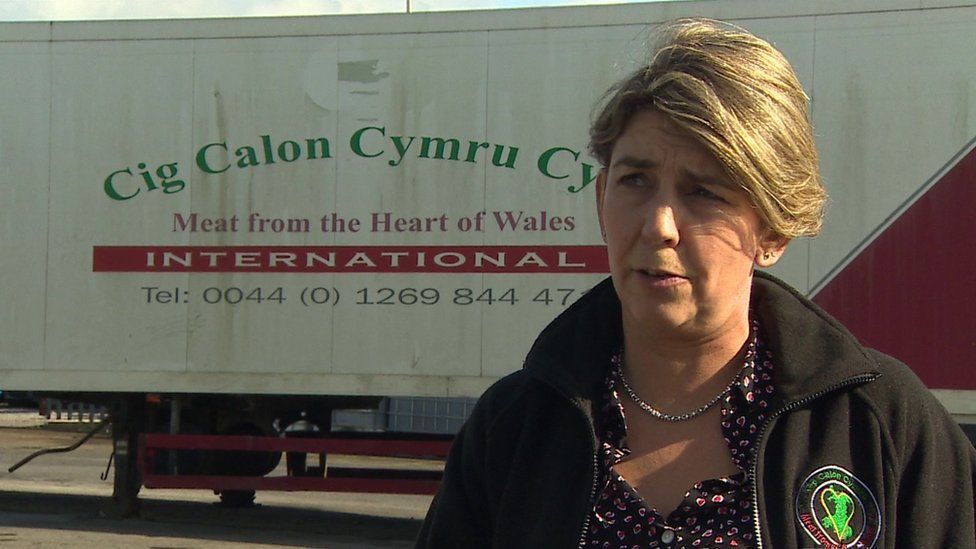 'Yng nghanol storm' wrth i brisiau bwyd gynyddu - BBC Cymru Fyw