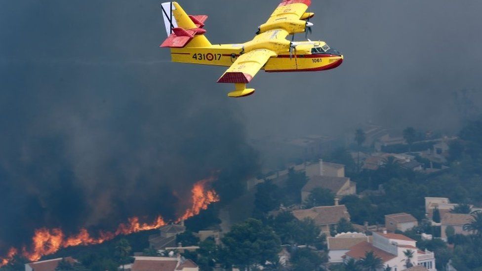 Spain forest fires force evacuation of residents and tourists - BBC News