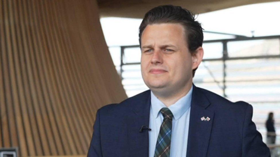 'Dim cyfle' i bob person ifanc ddysgu am wleidydddiaeth - BBC Cymru Fyw