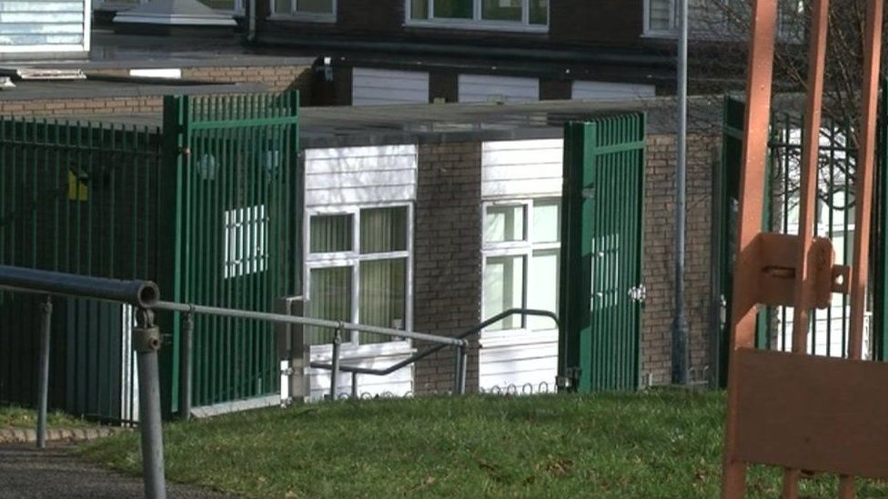 Fears of rats getting into Newport primary school - BBC News