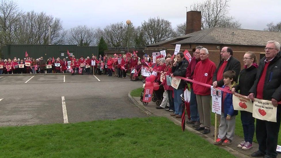 Devon 'red line' protests over community hospital cuts - BBC News