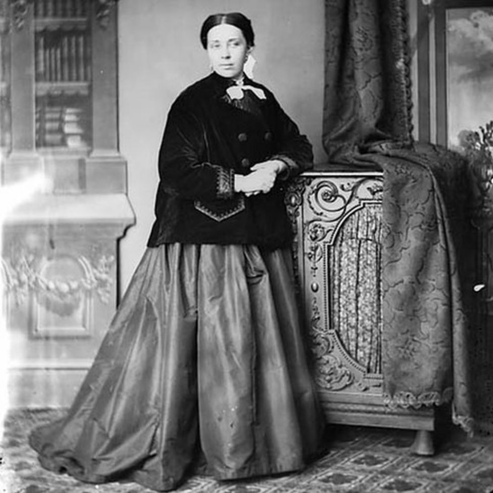 Ateb y Galw: Yr awdur a chyflwynydd Anni Llŷn - BBC Cymru Fyw