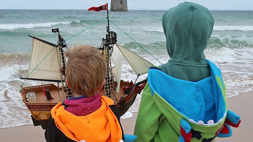 Brothers build model boats to sail around Antarctica - BBC Newsround