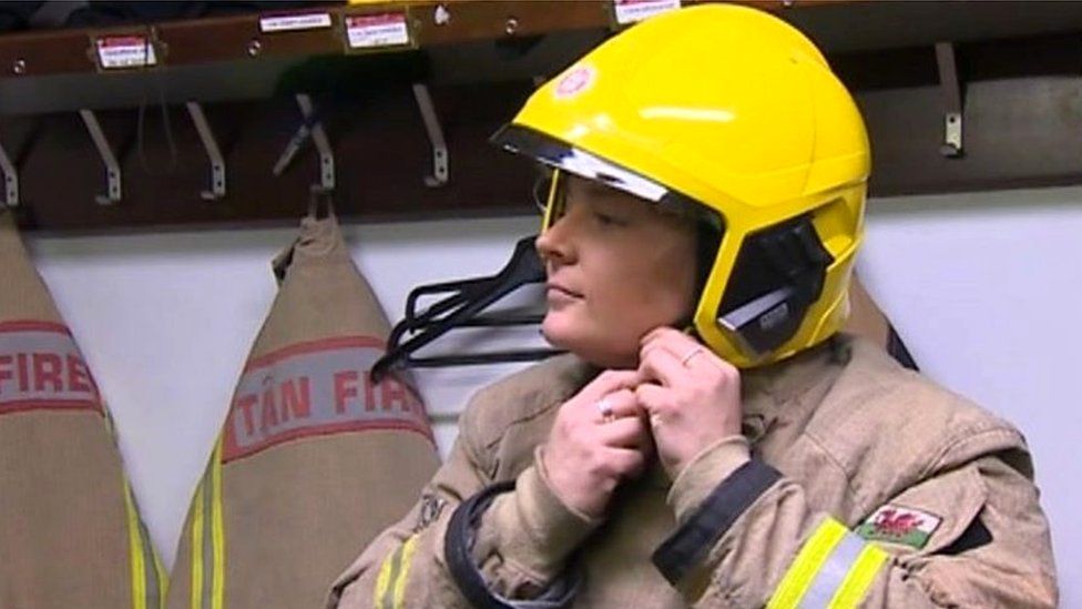 Cynlluniau ad-drefnu diffoddwyr tân yn 'beryglus' - BBC Cymru Fyw