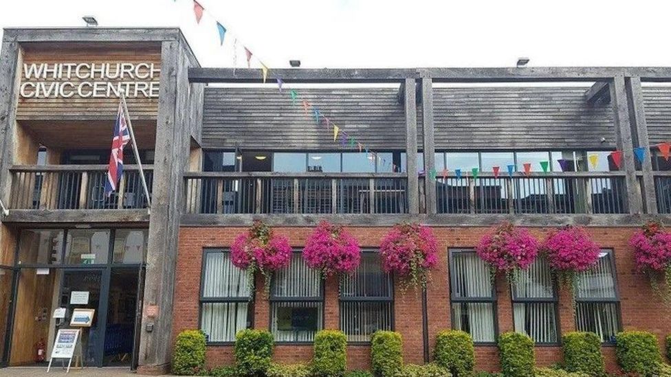 Whitchurch pop-up library service expanded - BBC News