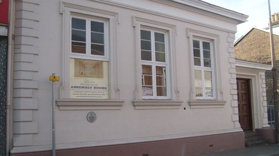 Faversham Assembly Rooms: Crews tackle historical building blaze - BBC News