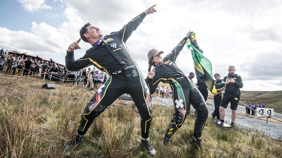 In pictures: Electric rally at old Glenmuckloch coal mine - BBC News