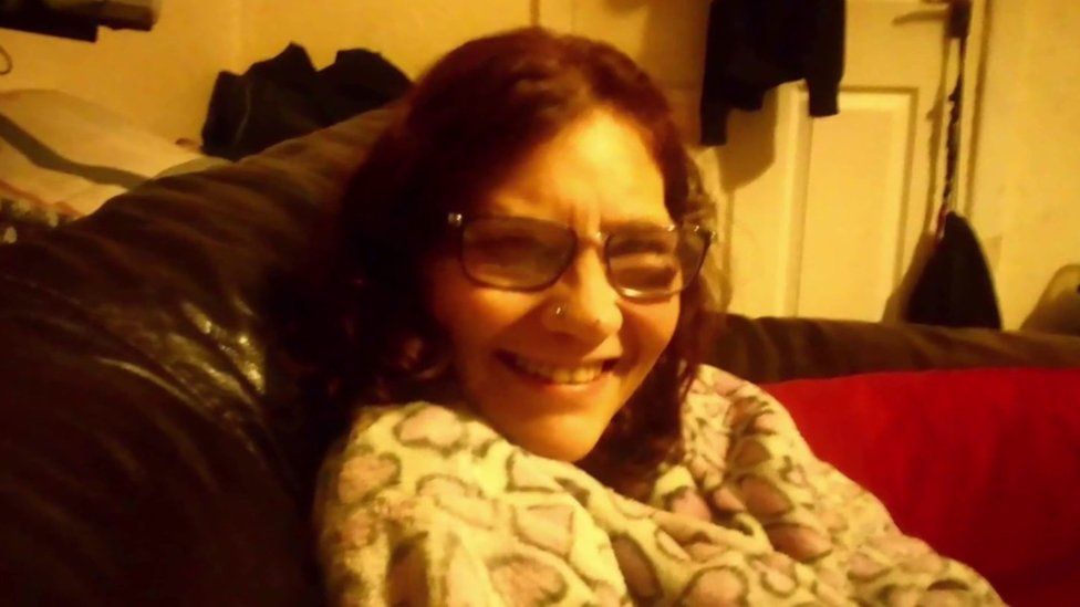 Susan Waring: Family raise funds for murdered mum's tribute - BBC News