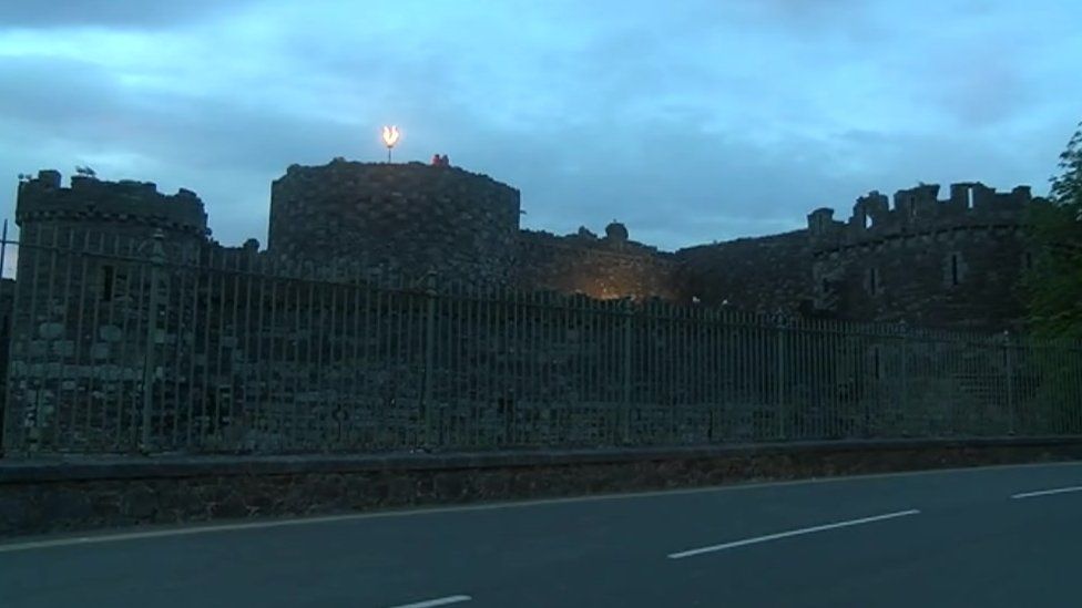 Queen's 90th birthday: Beacon is lit on top of Snowdon - BBC News