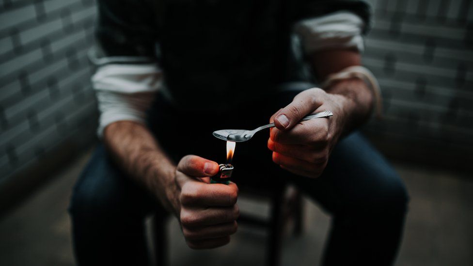 Thames Valley Police 'won't arrest drug users' in pilot - BBC News